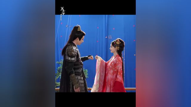 Song Yimeng and Nan Heng exchange a fist bump invite ｜ A Dream Within A ...